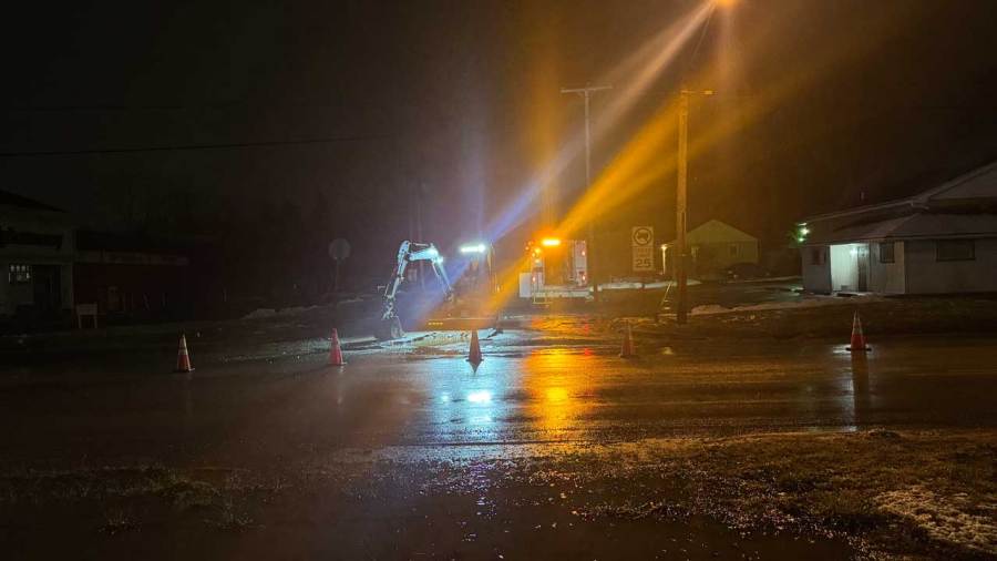 Crews repair water main break in Struthers