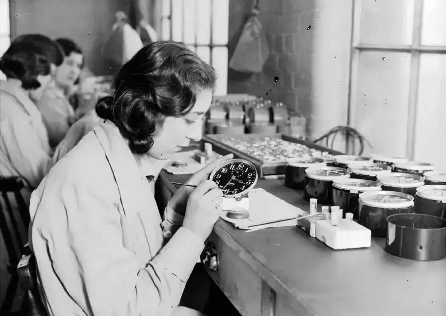 15 strange jobs people somehow got paid for in the early 1900s