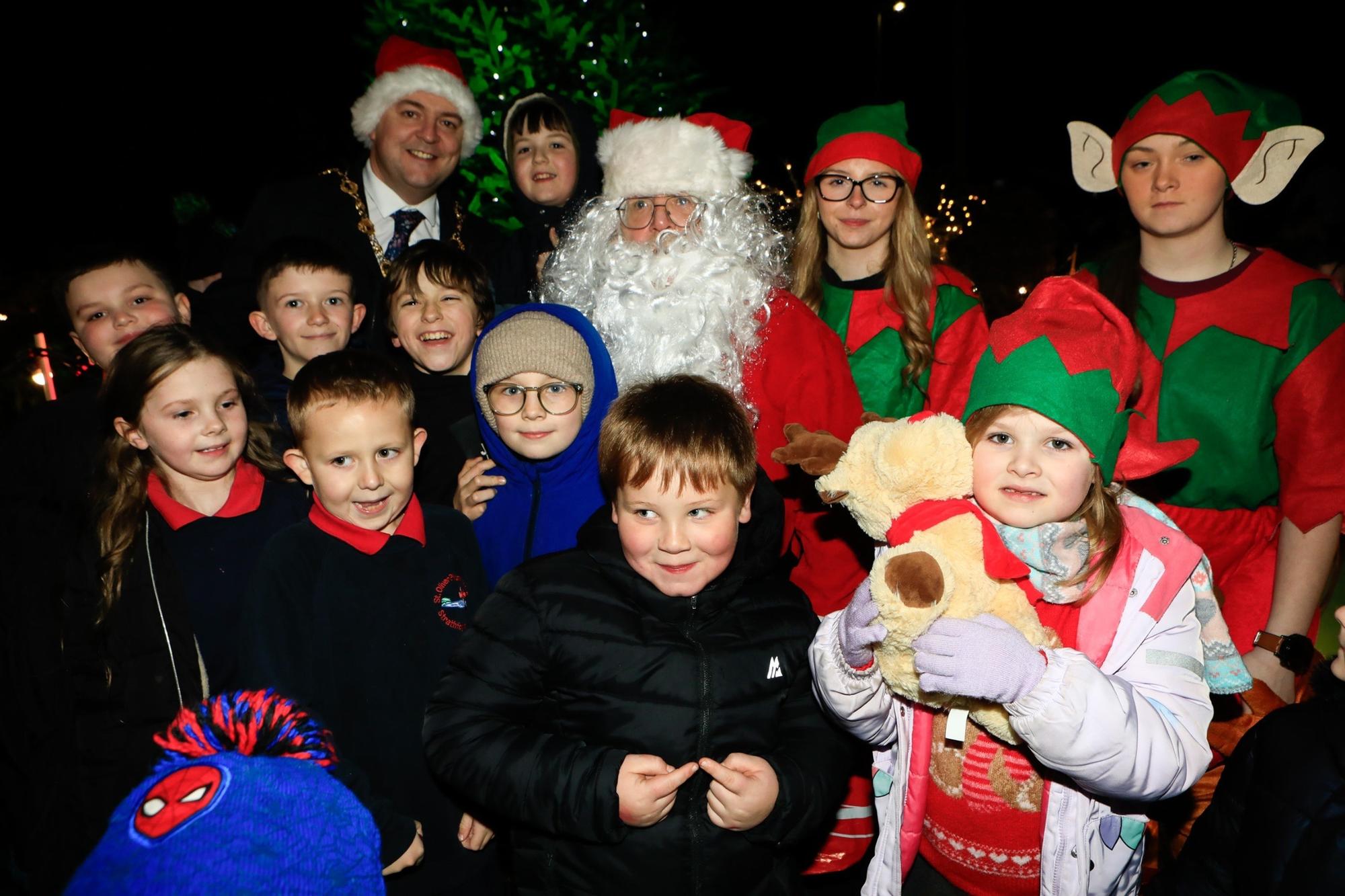 17 brilliant photographs of Santa Claus and his elves switching on ...