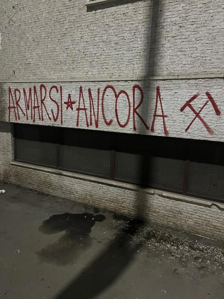 Stella a cinque punte e scritte contro le forze dell'ordine sui muri a ...