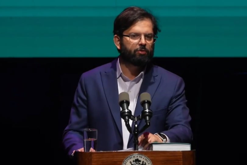 Boric condena acciones de los overoles blancos en liceos emblemáticos y ...