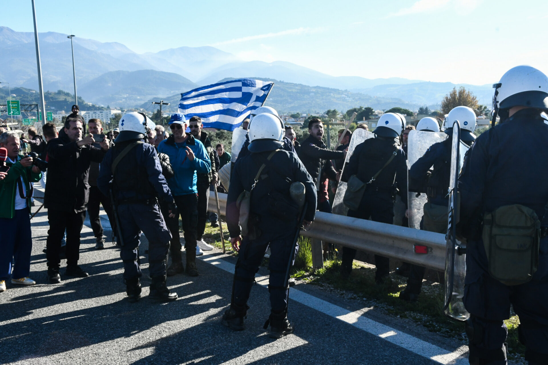 Ένταση στο Ρίο: Ξύλο και χημικά – «Έχουμε Χούντα» φωνάζουν οι αγρότες