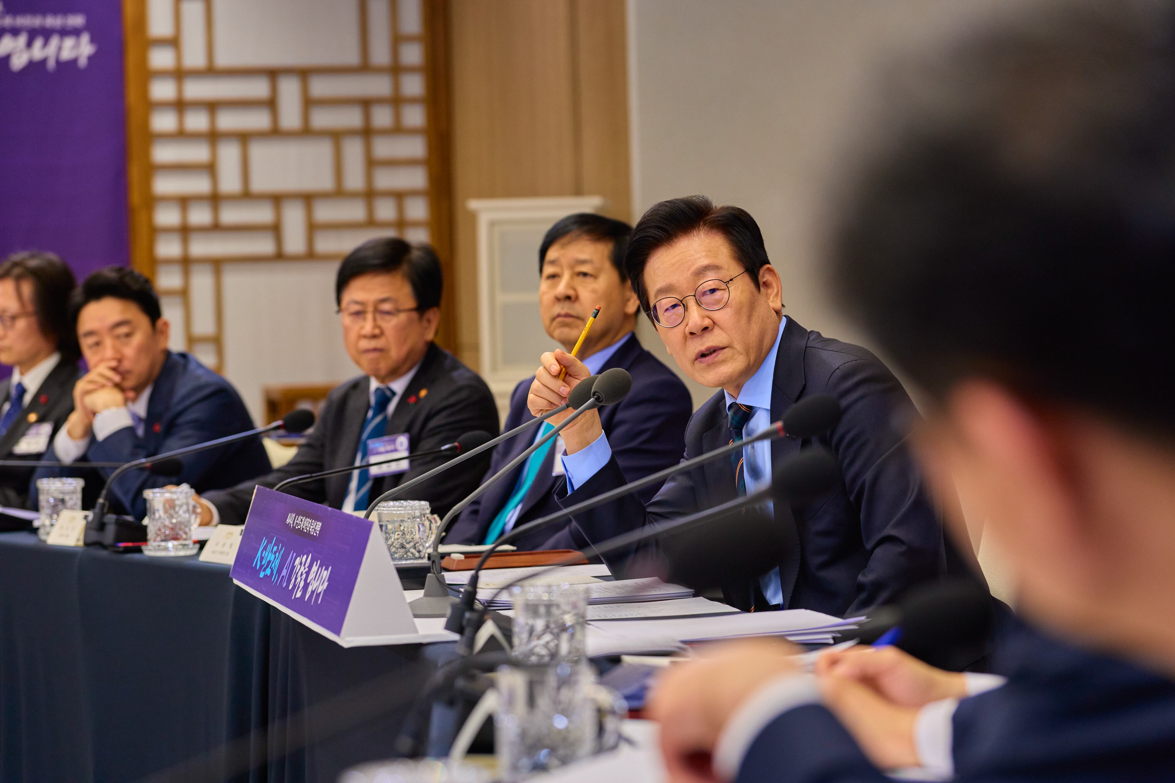 President Lee Jae-myung unveils 700 trillion won semiconductor ...