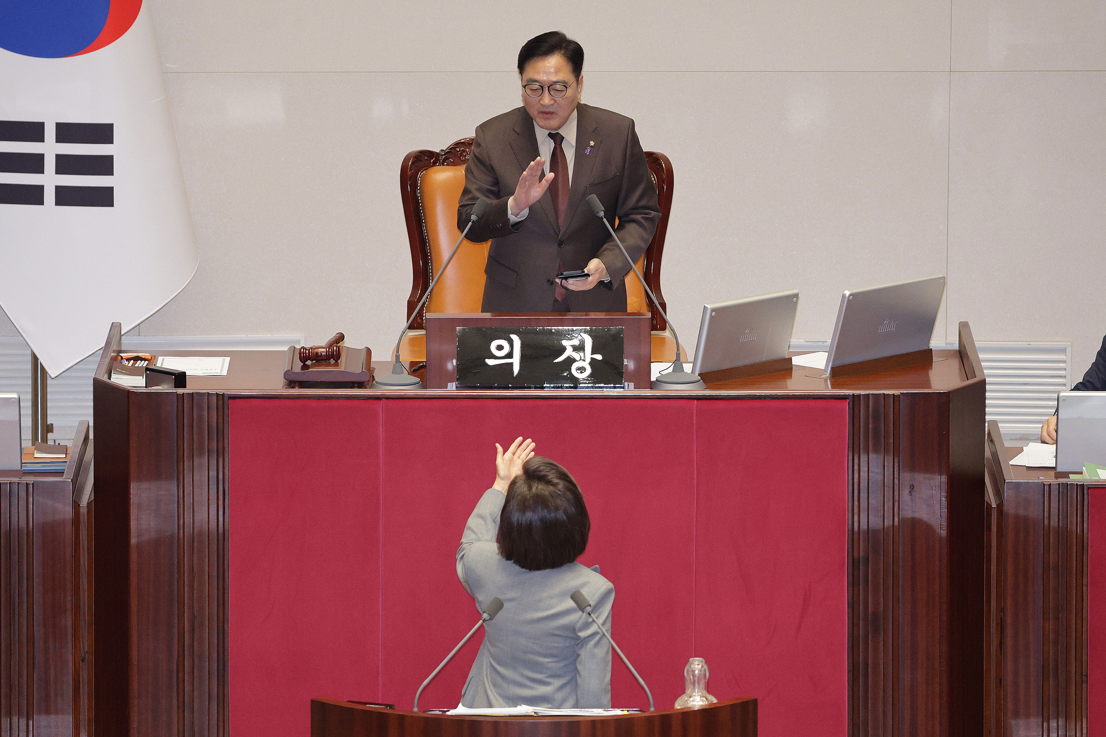 National Assembly Speaker Woo Won-shik cuts off opposition filibuster