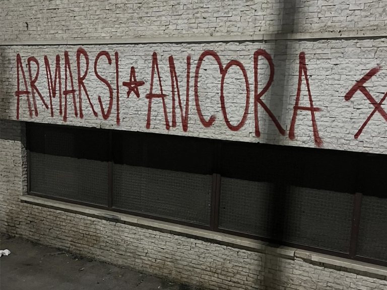 Stella a cinque punte e scritte contro le forze dell'ordine sui muri a ...