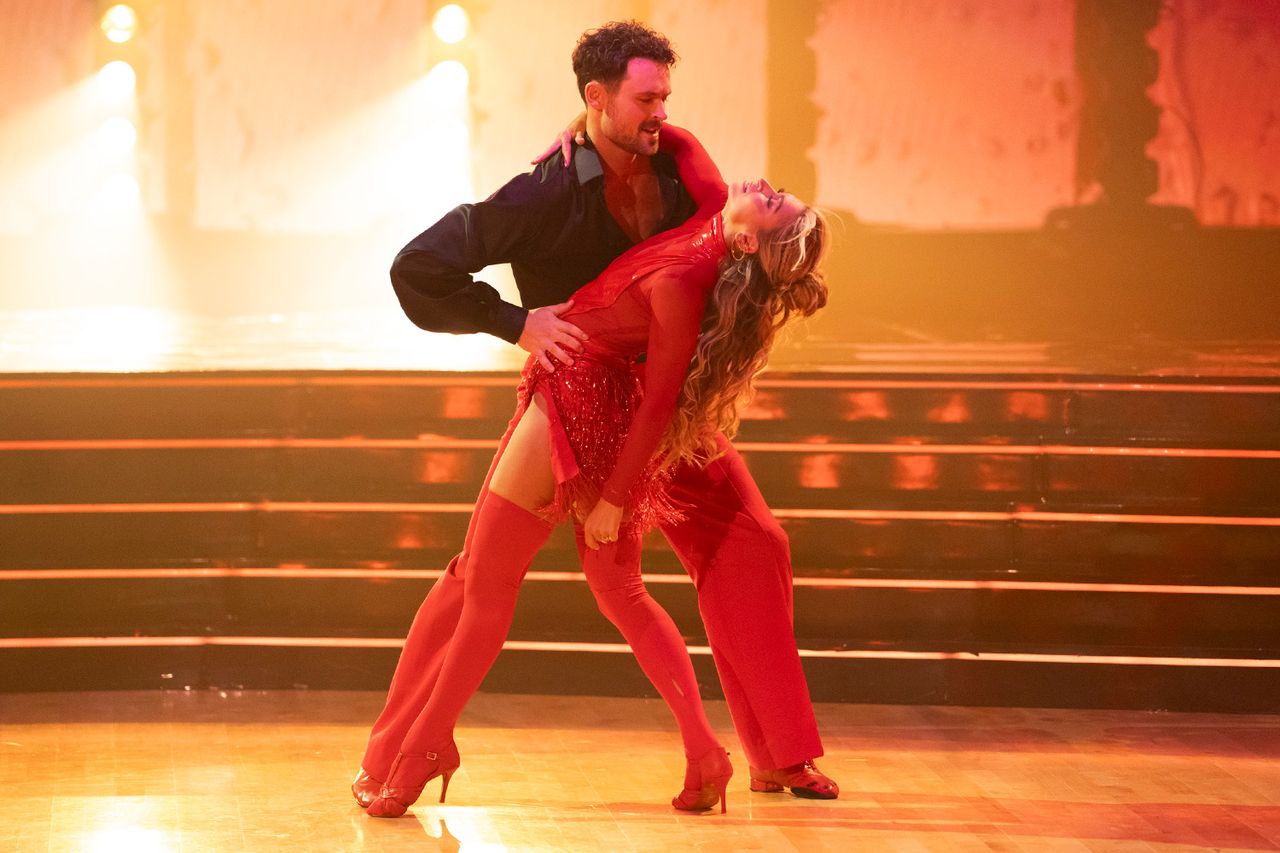 Dylan Efron says brother Zac 'got defensive' after his 'DWTS' score ...