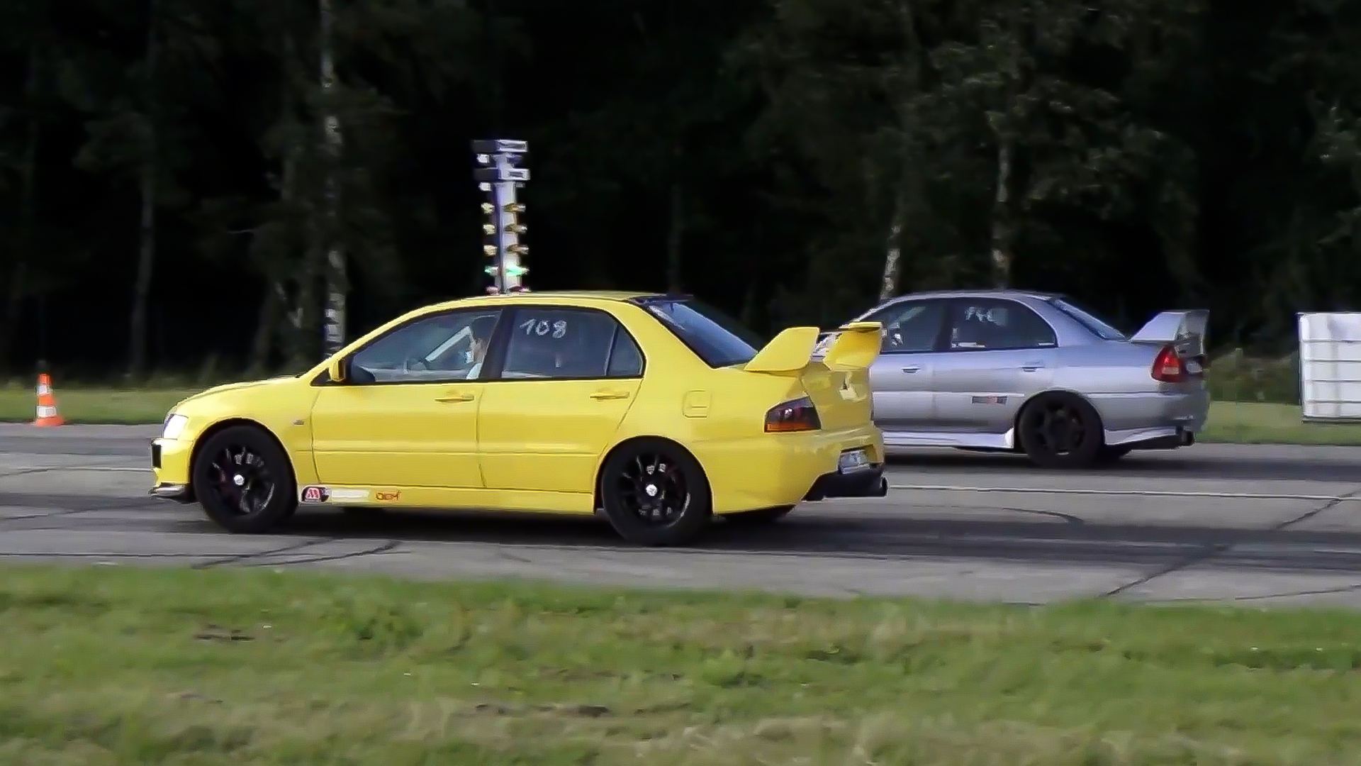 Mitsubishi Evo generations battle in 1/4 mile race