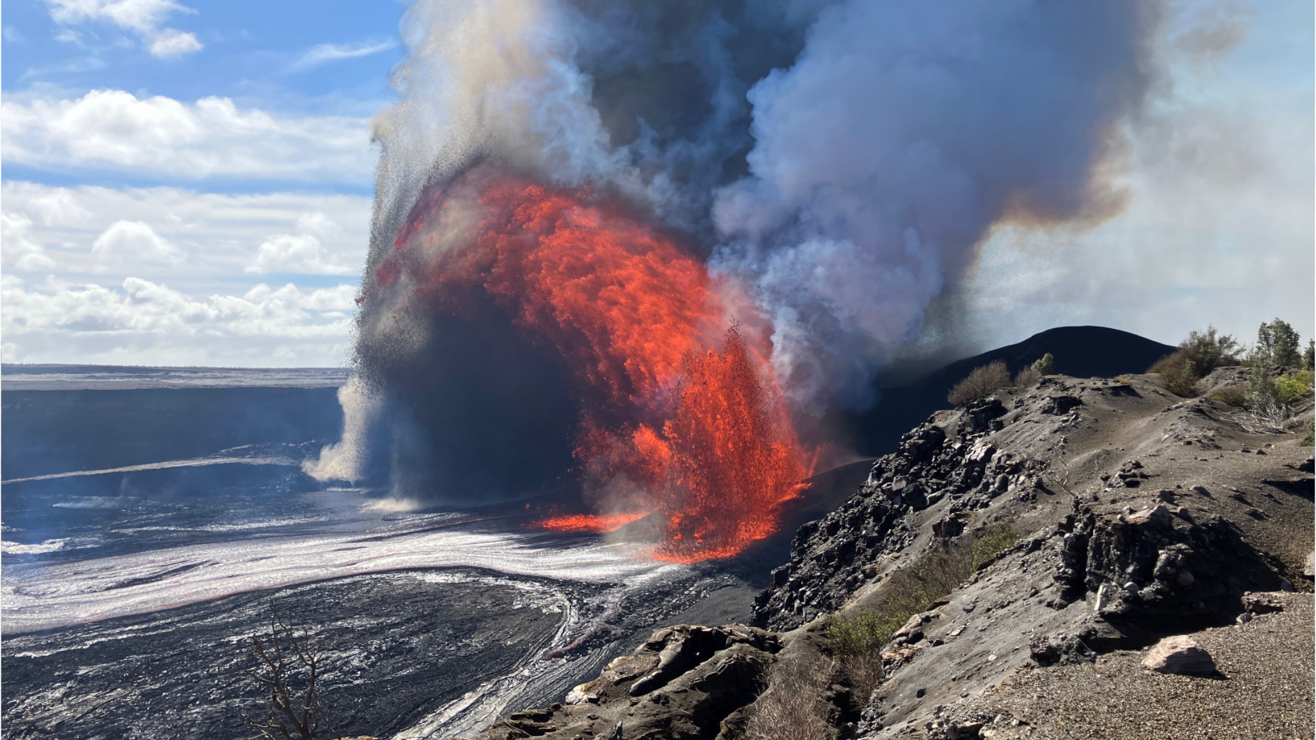 Spectacular scenes as Hawaii's Kīlauea volcano enters most dramatic ...