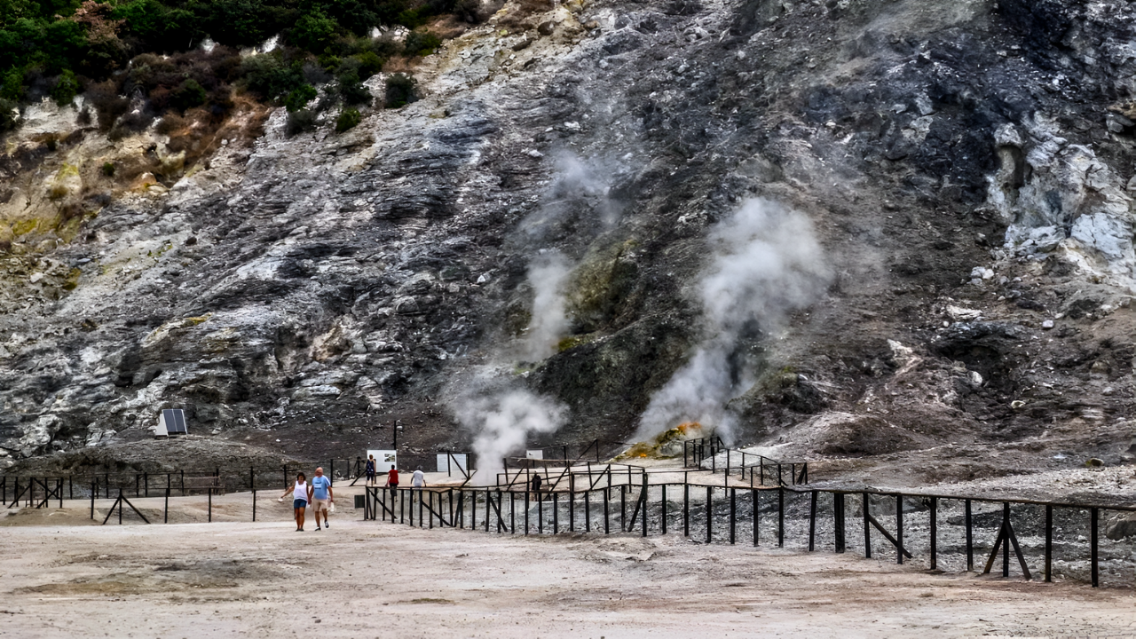 500,000 people living inside 'underworld' supervolcano as Campi Flegrei ...