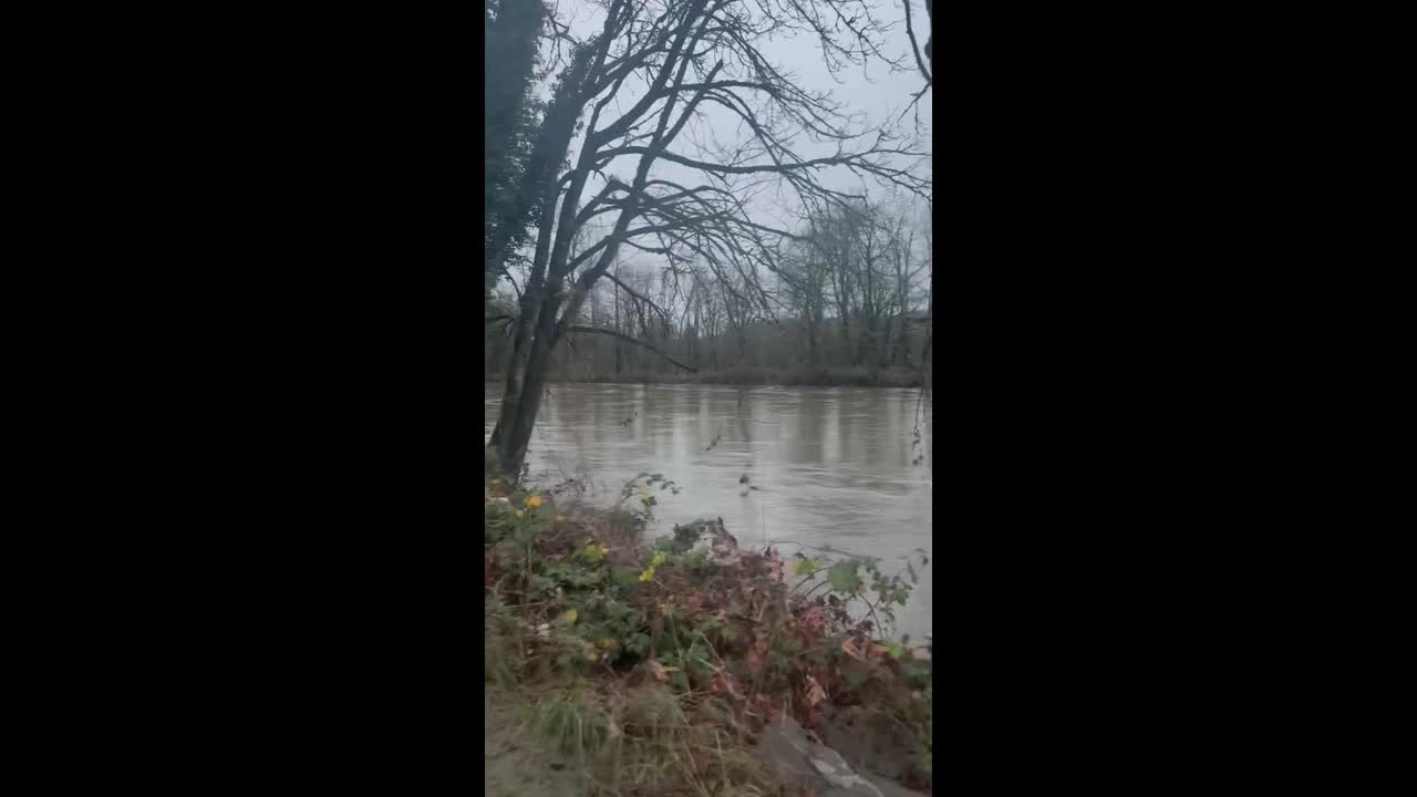 Snoqualmie River floods nearby fields during storm, Fall City ...