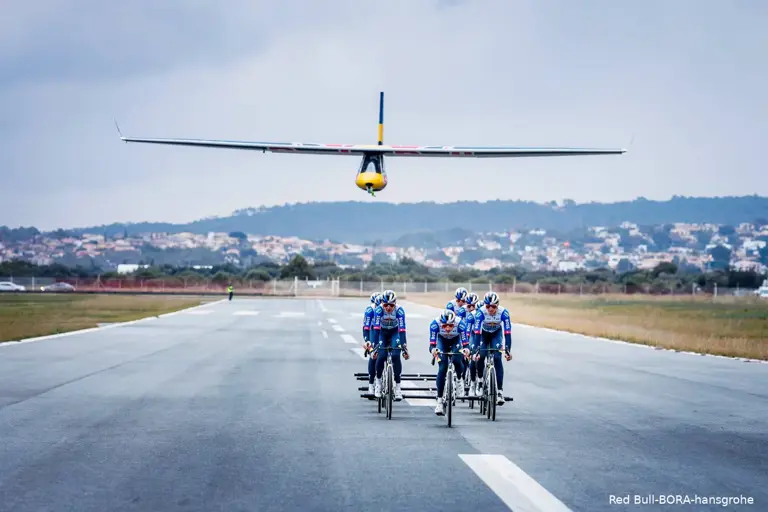 🎥 Red Bull-BORA-hansgrohe pull off crazy stunt and get a plane to take ...