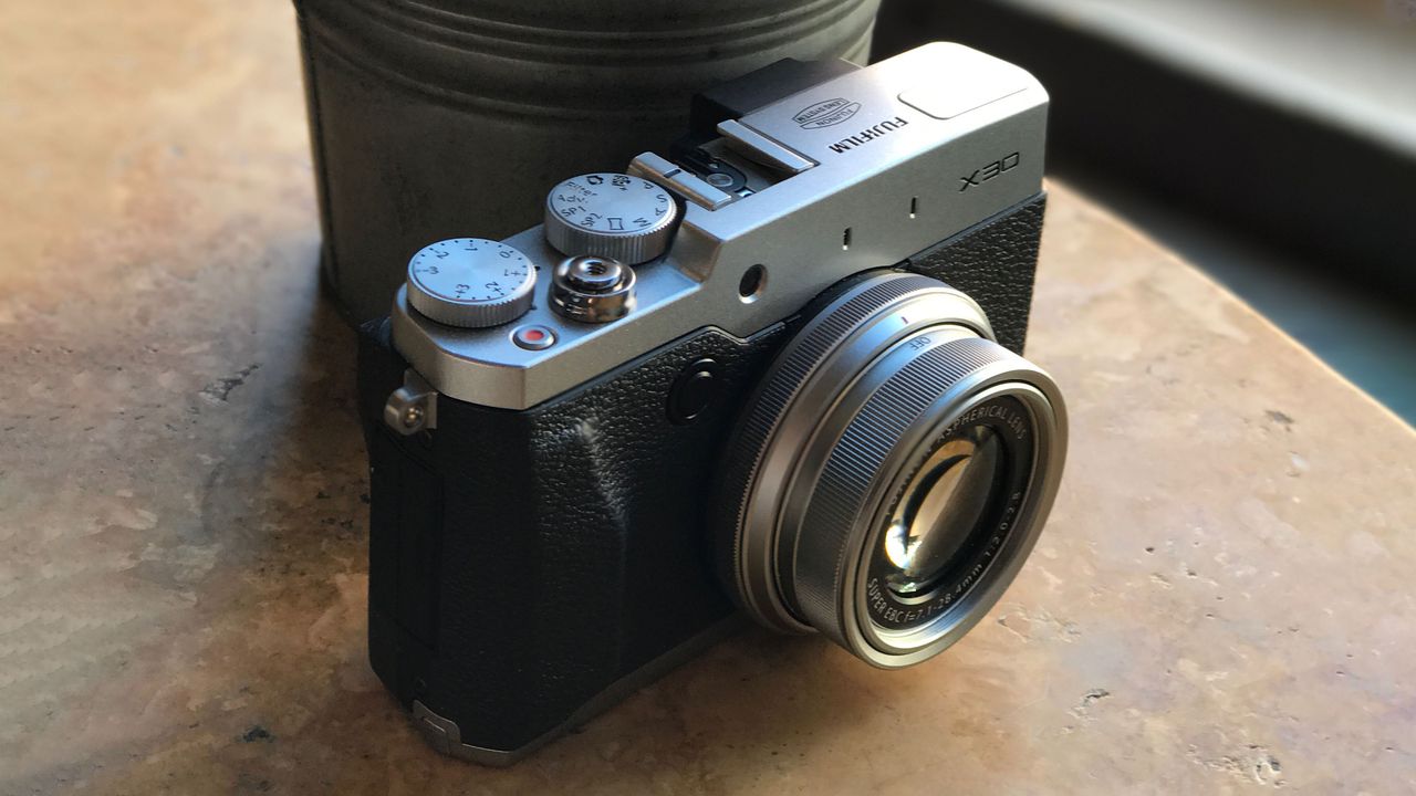 The Fujifilm X10 series died too soon. I want to see a new small sensor ...