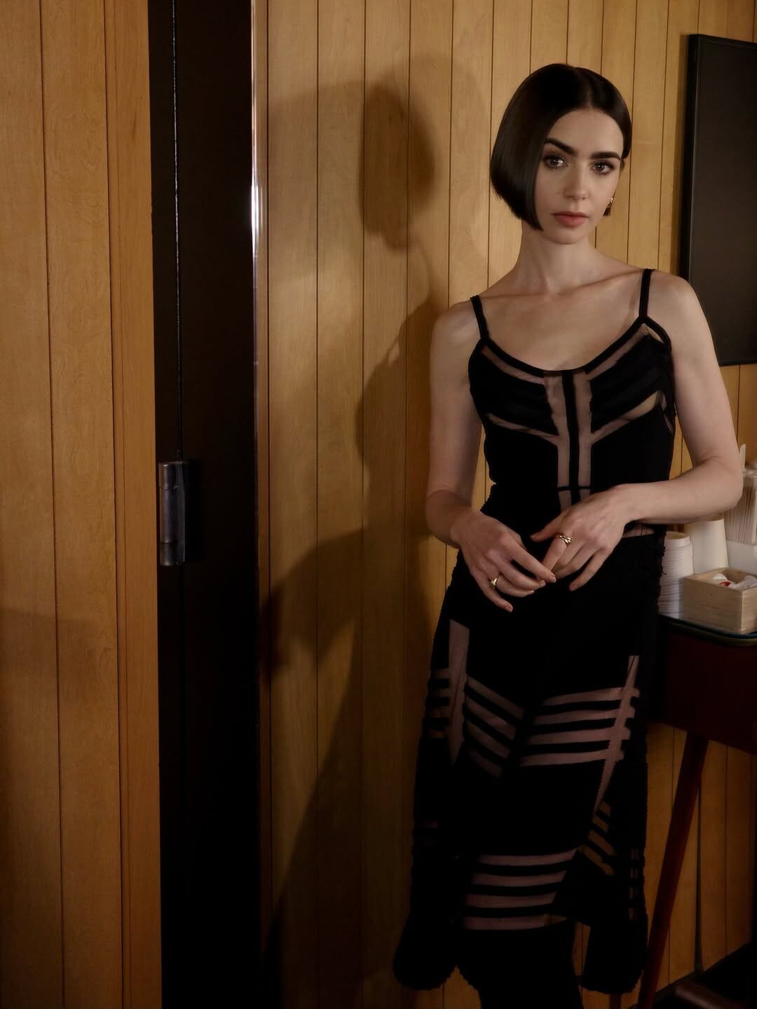 Lily Collins luce vestido de transparencias en The Tonight Show