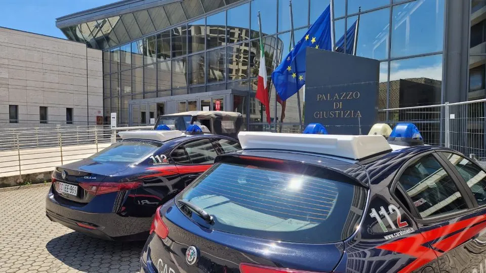 Al bar per un chiarimento col datore di lavoro della compagna, pestato ...