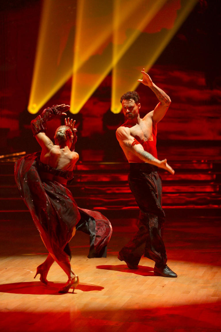 Zac Efron got 'defensive' over viral 'DWTS' bit while supporting ...