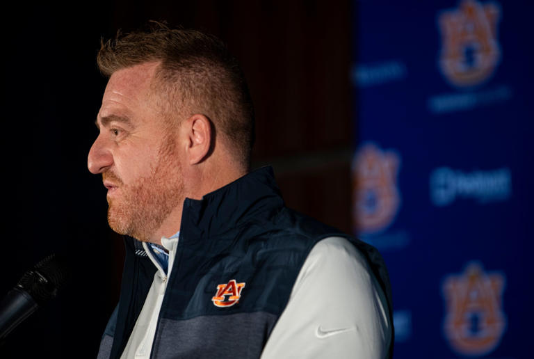 Auburn football beats out Georgia for 2027 safety Chance Gilbert