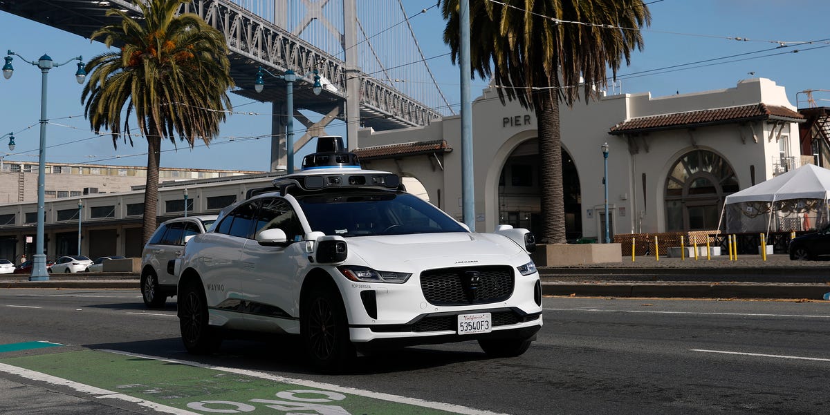 Narrow street causes Waymos to end up in 3-way self-driving car ...