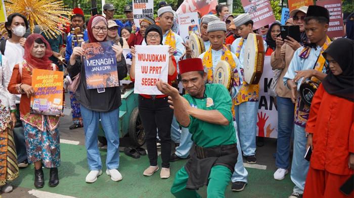 Hari HAM Internasional Warga demo di Balai Kota: Pemerintah jangan ...