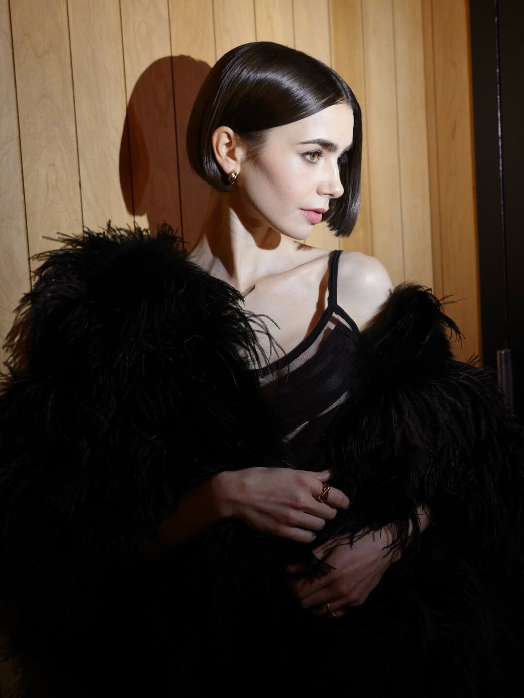 Lily Collins luce vestido de transparencias en The Tonight Show