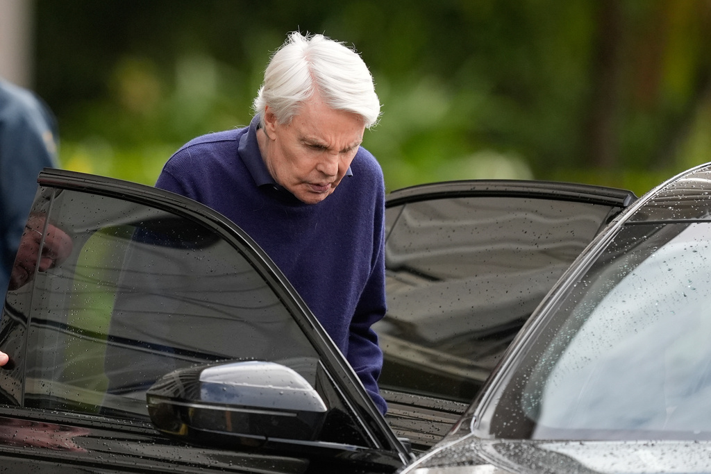 Prison officials tell judge ex-Abercrombie & Fitch CEO is competent to ...