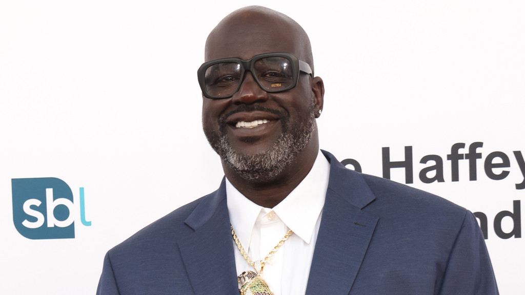 Shaquille O'Neal claps back at 'broke' blog