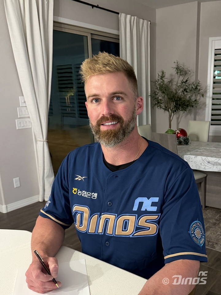 (LEAD) Dinos bring back 2 stars, sign ex-minor leaguer to complete ...