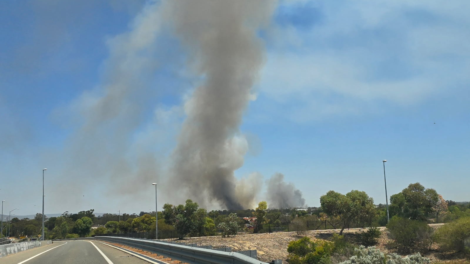Emergency warning issued for bushfire burning in Perth's south-eastern ...