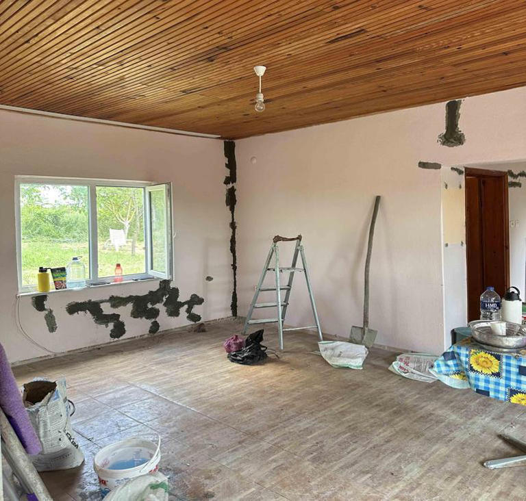 Terk edilmiş 50 yıllık köy evine göç ettiler! ‘Buradan bir şey olmaz ...