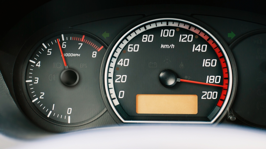 Son garagiste utilise sa voiture pendant la nuit pour aller chez des ...