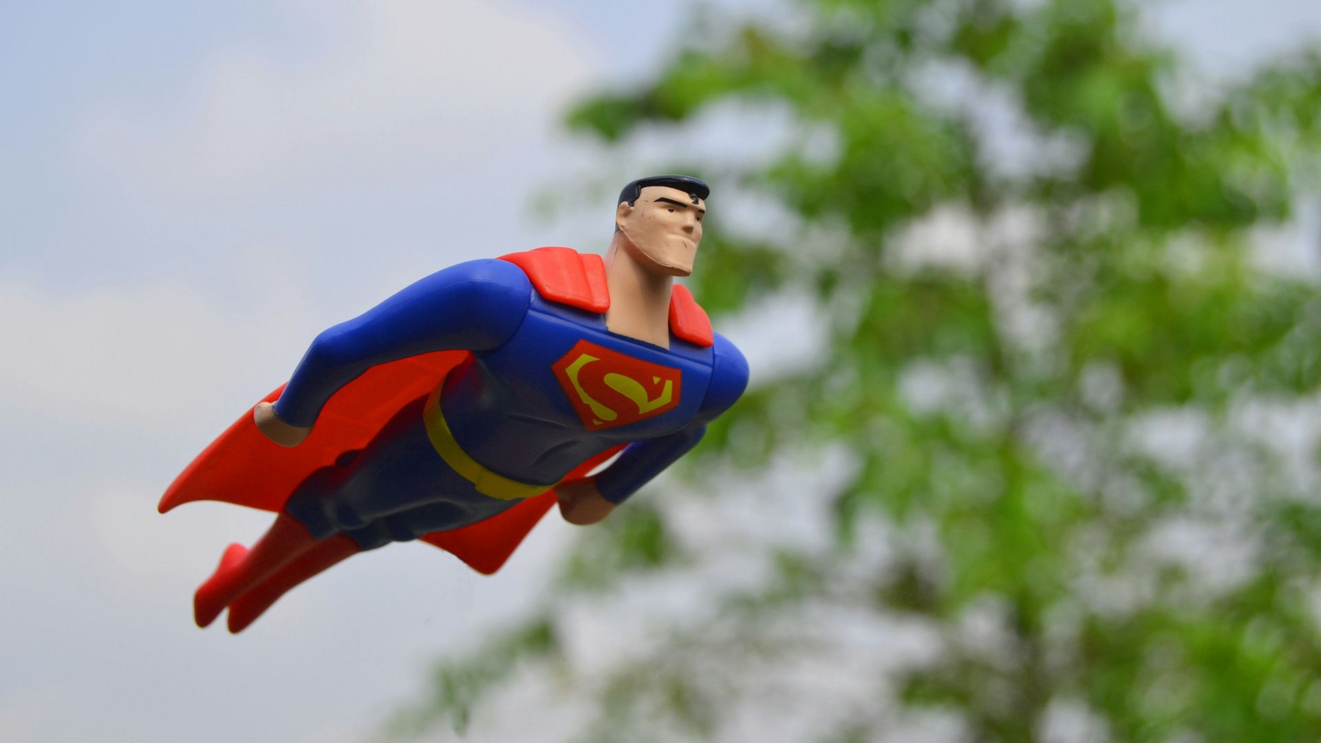 10 reasons Superman crushes Goku & 10 why Goku destroys Superman