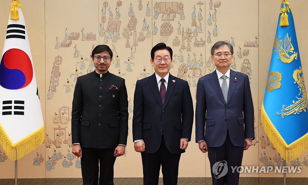 Lee receives credentials from 8 new ambassadors to S Korea