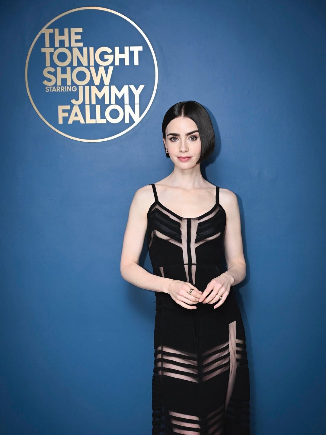 Lily Collins luce vestido de transparencias en The Tonight Show