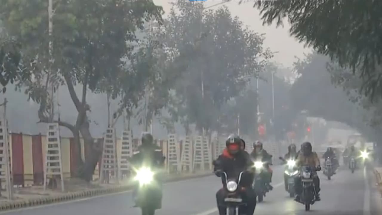 Smog engulfs Delhi as air quality stays 'poor' with AQI at 287