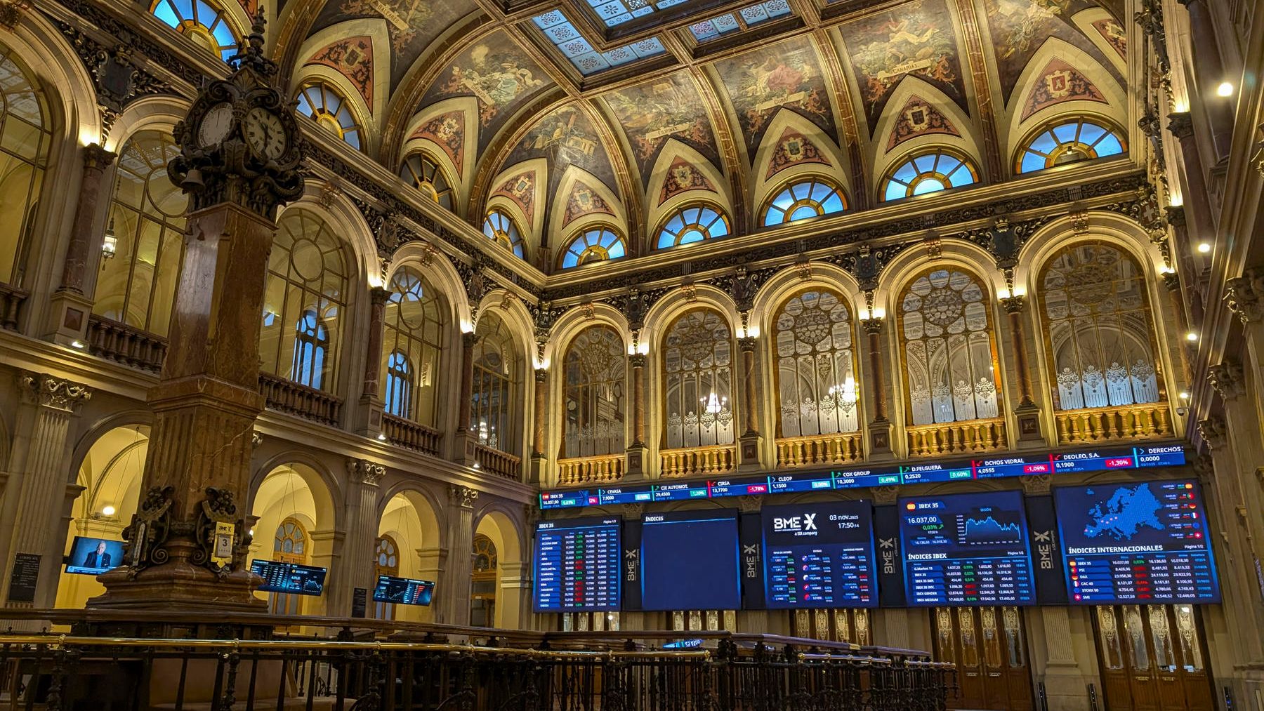El Ibex 35 cae un 0,4% en la apertura y se aleja de sus máximos históricos