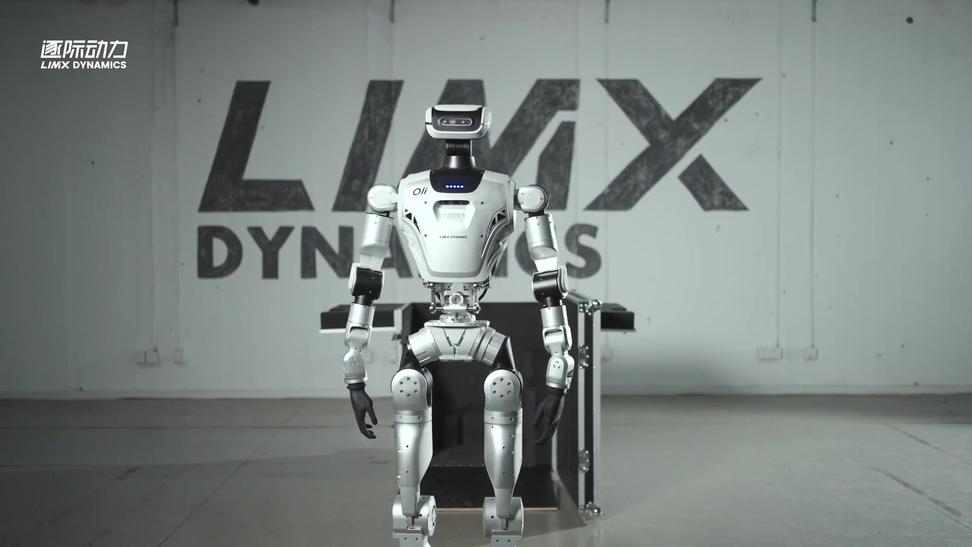 Full-size humanoid robot LimX Oli unboxing and self-standing