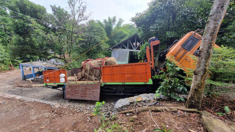 Prasasti Muara Cianten direlokasi dari tepi Sungai Cisadane, proses ...