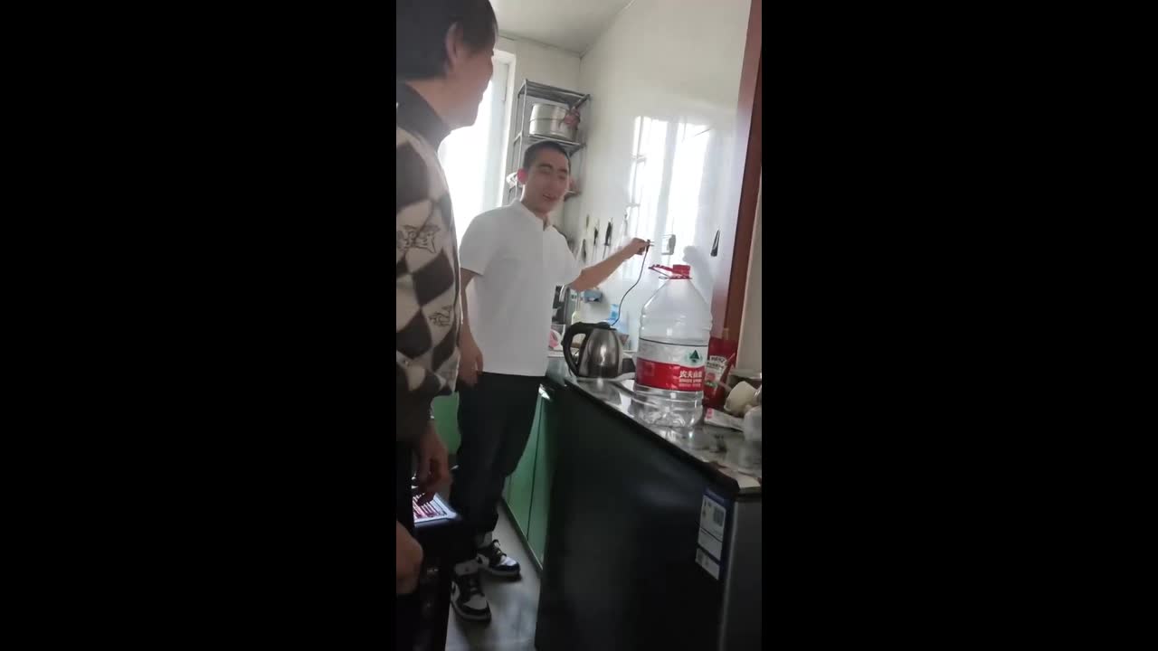 Man controls lights using electric kettle in Inner Mongolia, China