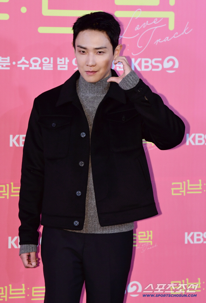 Lee Jun's intense eyes and sweet cheeks