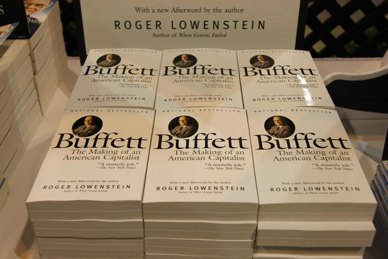 The best Warren Buffett stocks to buy with $10,000 right now