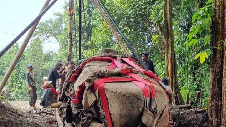 Prasasti Muara Cianten direlokasi dari tepi Sungai Cisadane, proses ...