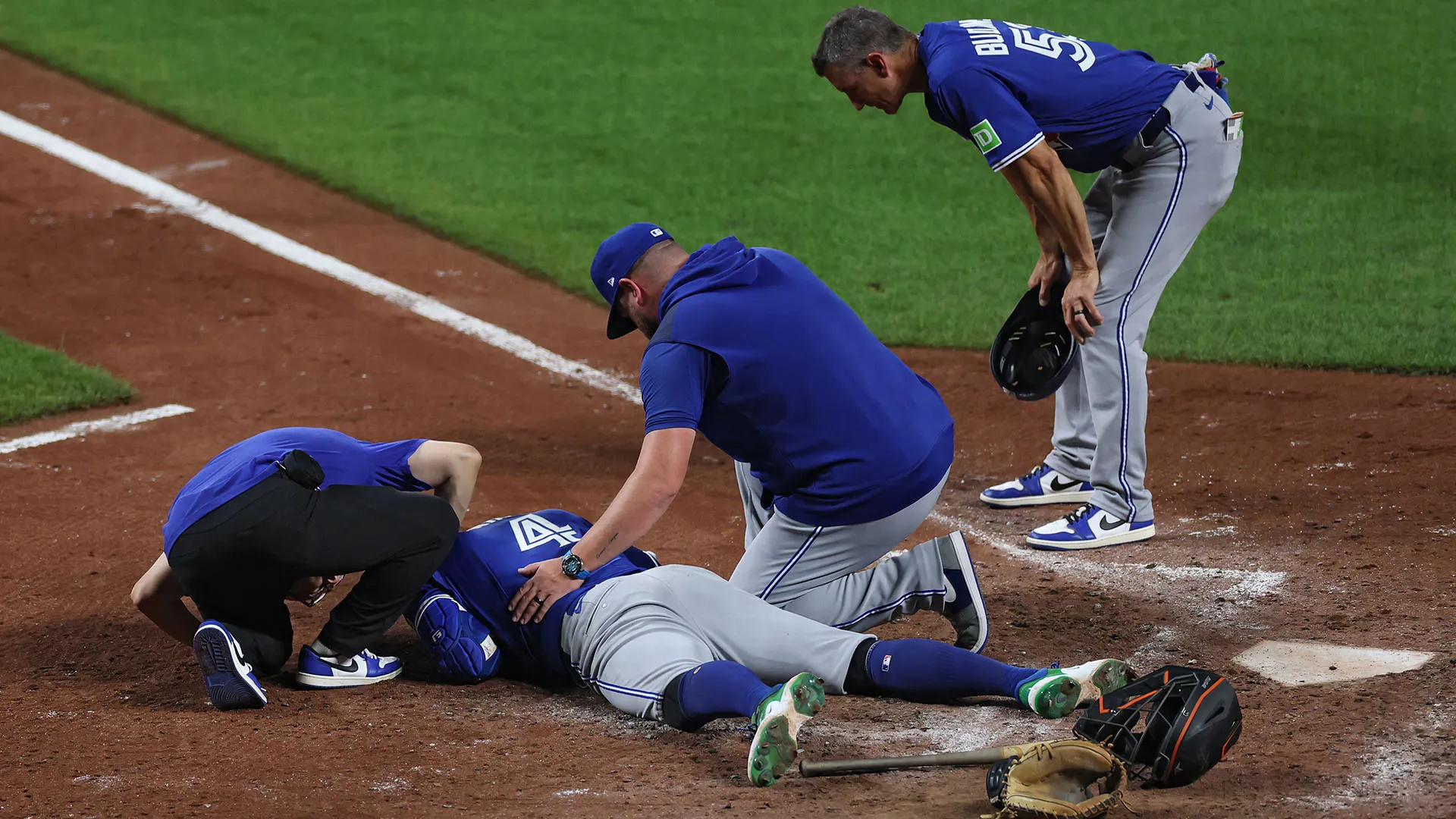 Geraakt tegen zijn hoofd met 154 km/u, de kampioen zakt in elkaar op de grond: de foto's
