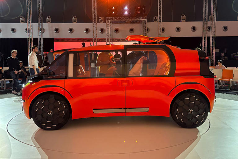 Citroen rethinks small cars with tiny six-seat supermini