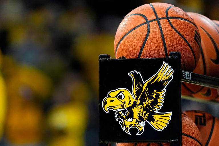 Iowa basketball 2028 recruit at Hawkeyes' win vs. Western Michigan