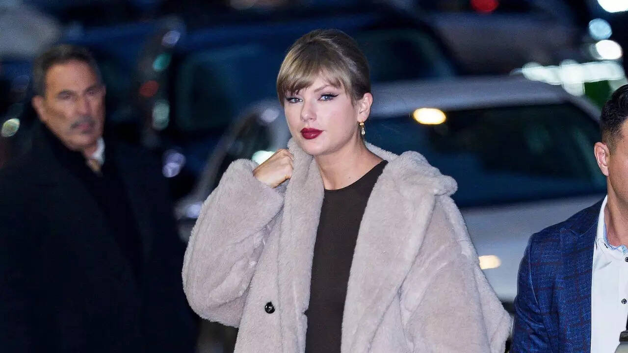 Taylor Swift turns NYC streets into a winter runway with a $7,000 cozy ...