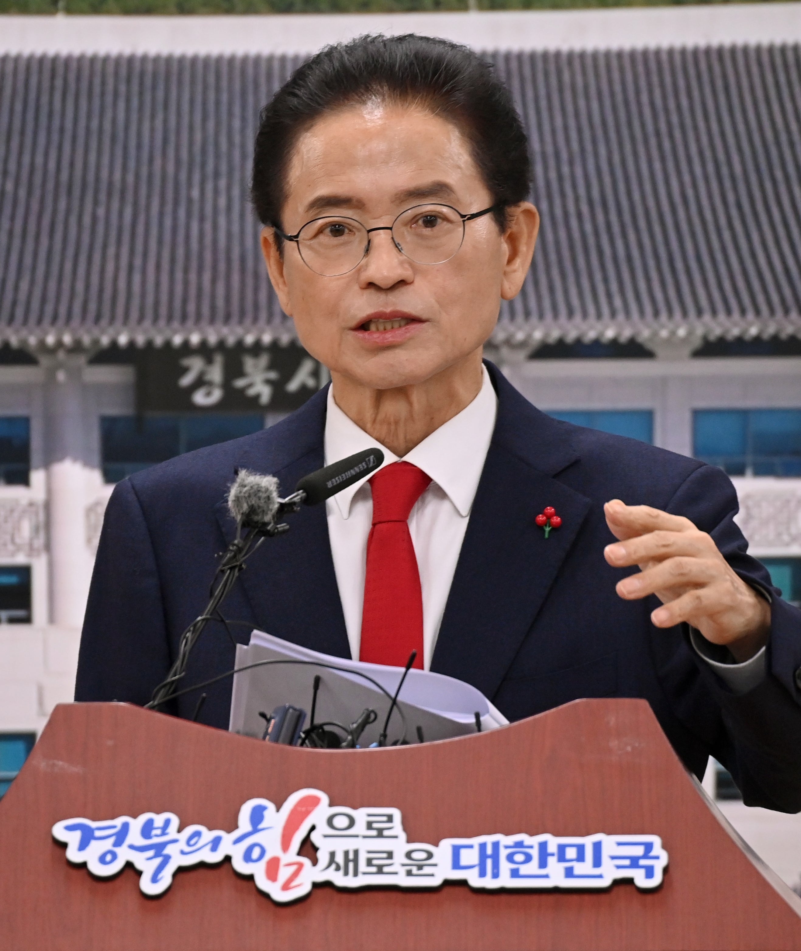Gyeongbuk Governor Lee Cheol-woo declares third-term bid post-cancer ...