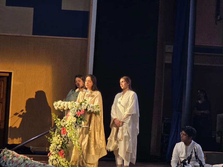 Hema Malini hosts prayer meet for Dharmendra in Delhi: Amit Shah, Om ...