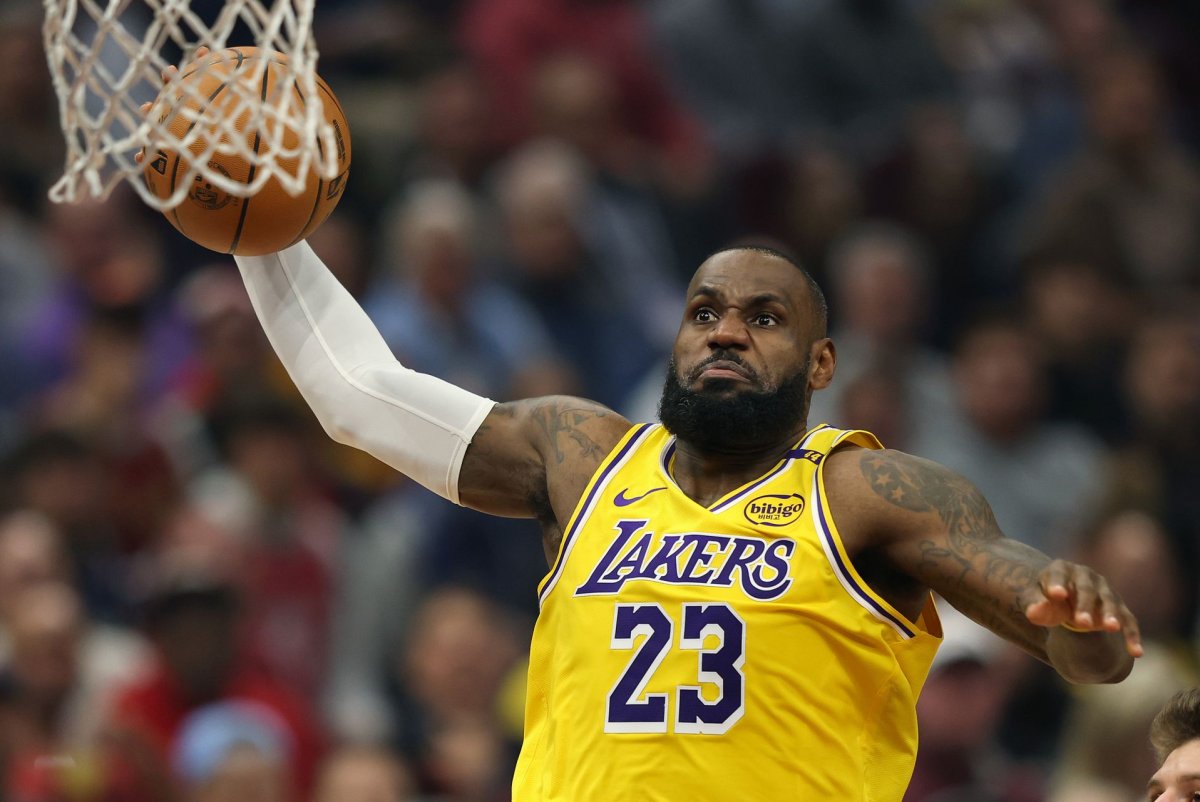 Watch: Lakers' LeBron James stuffs one-handed dunk over 7-foot-1 Spurs ...