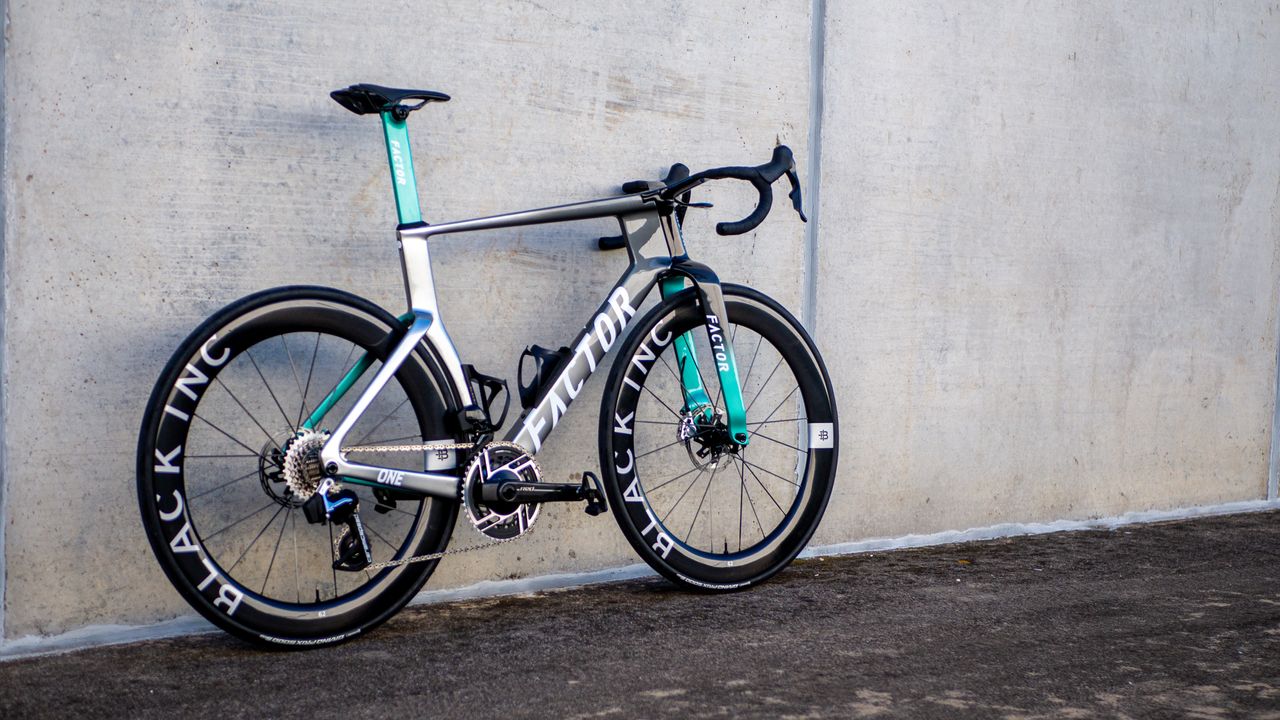 How can a bike be faster in a crosswind? Explaining the sail effect in ...