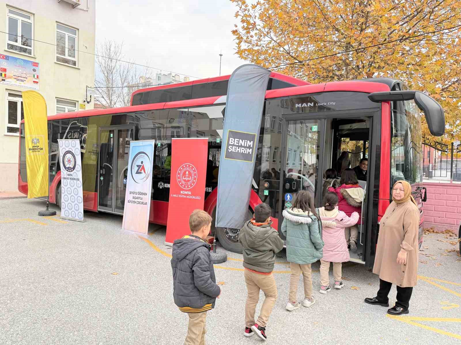 Konya Büyükşehir’in nezaket otobüsü öğrencilere trafik kültürünü aşılıyor