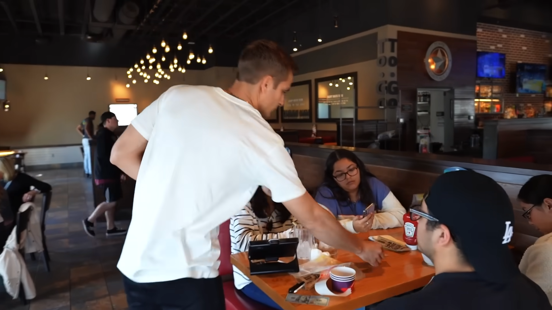 This is what paying for strangers’ meals looks like